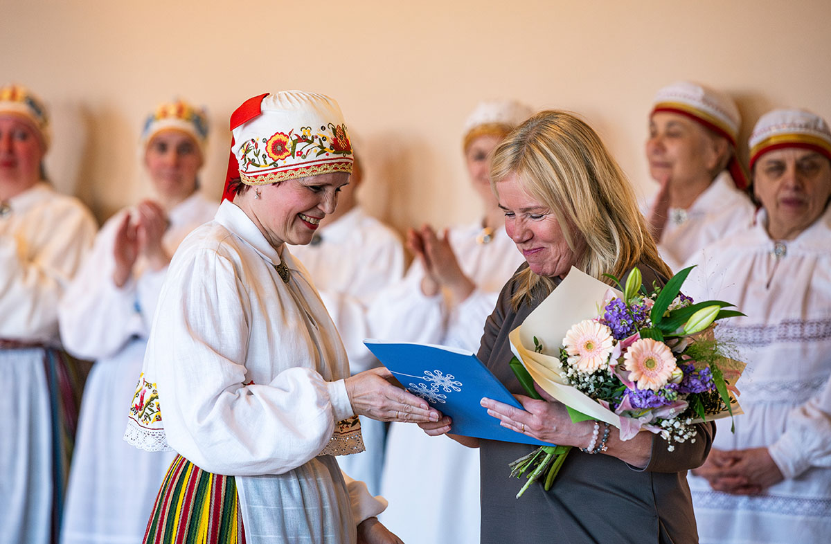 JAN­NE KUUSK­LA sai Ees­ti rah­va­tant­su­selt­si hõ­be­mär­gi­se ...